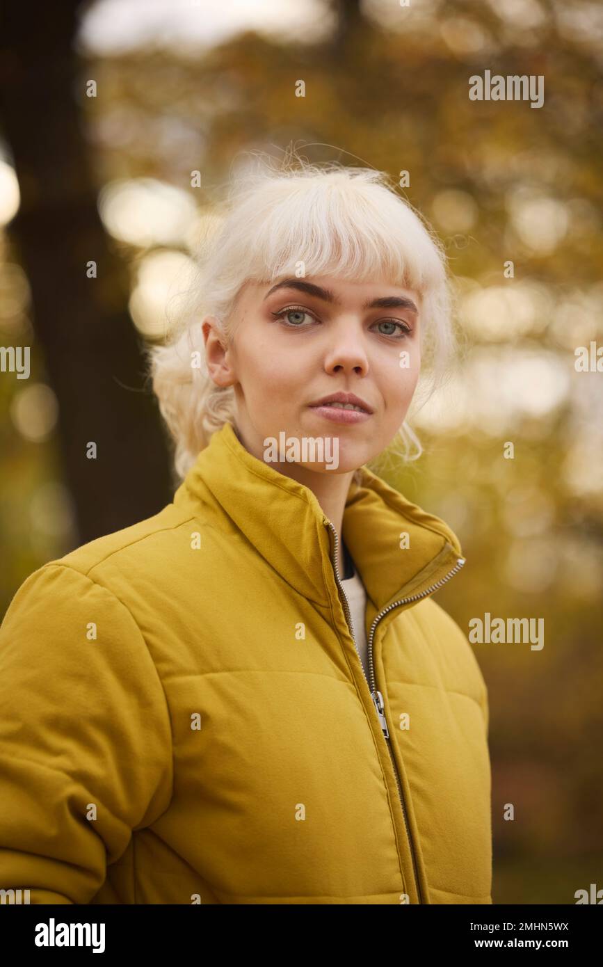 Human head looking hi-res stock photography and images - Alamy