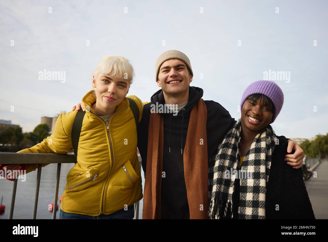 Eye contact friend friend hi-res stock photography and images - Alamy