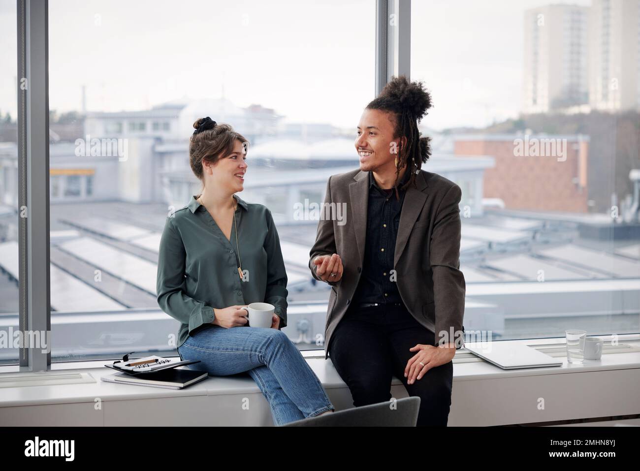 Business people having coffee hi-res stock photography and images - Alamy