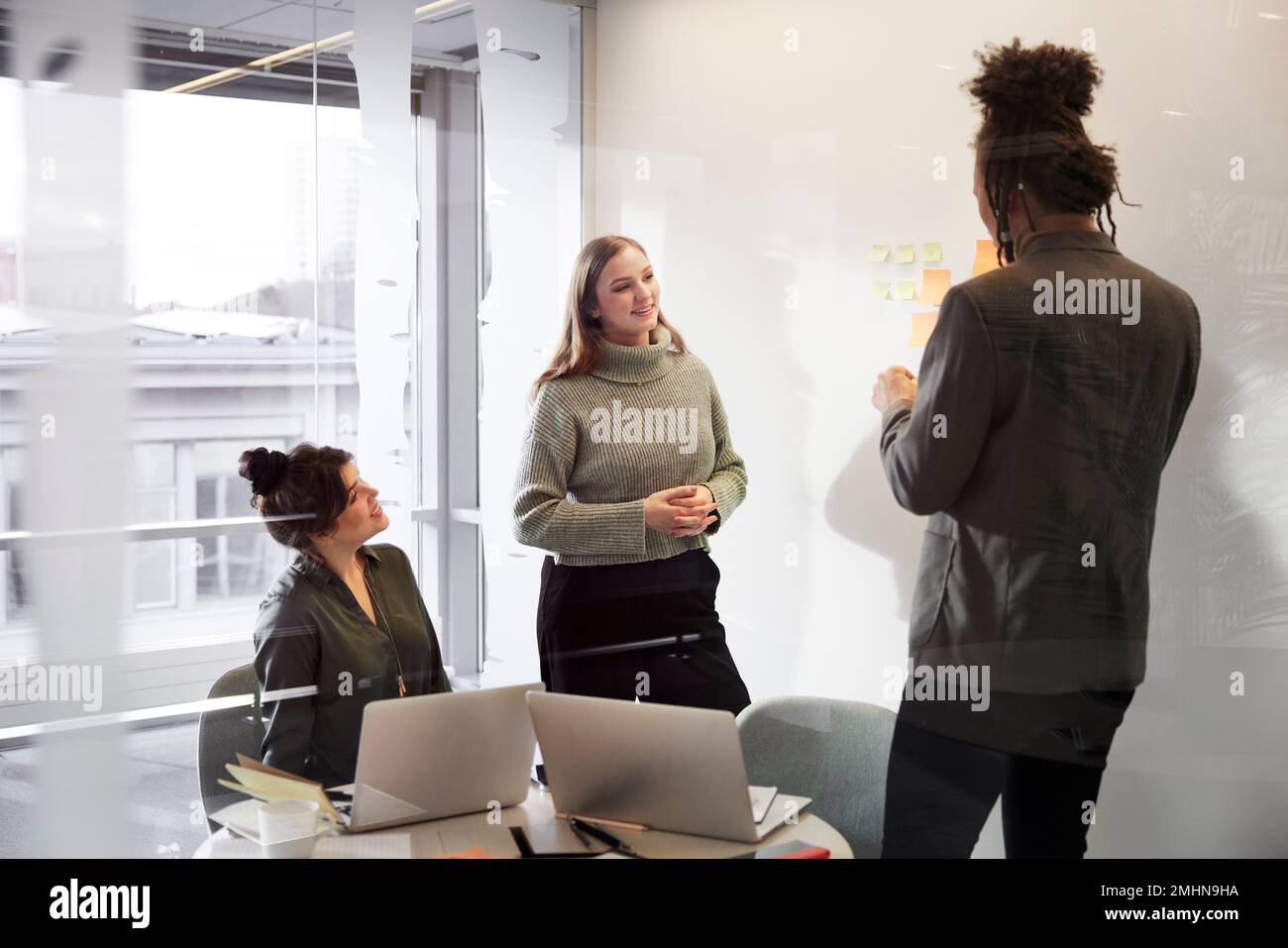 Brainstorming at work hi-res stock photography and images - Alamy
