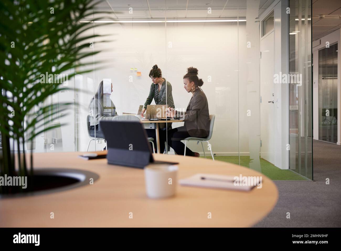 Collaboration in workplace hi-res stock photography and images - Alamy