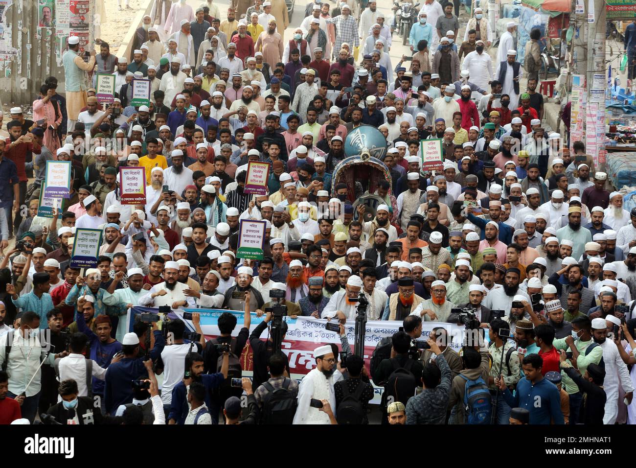 Activists of the Khilafat Majlish, an Islamic political group, stage a ...