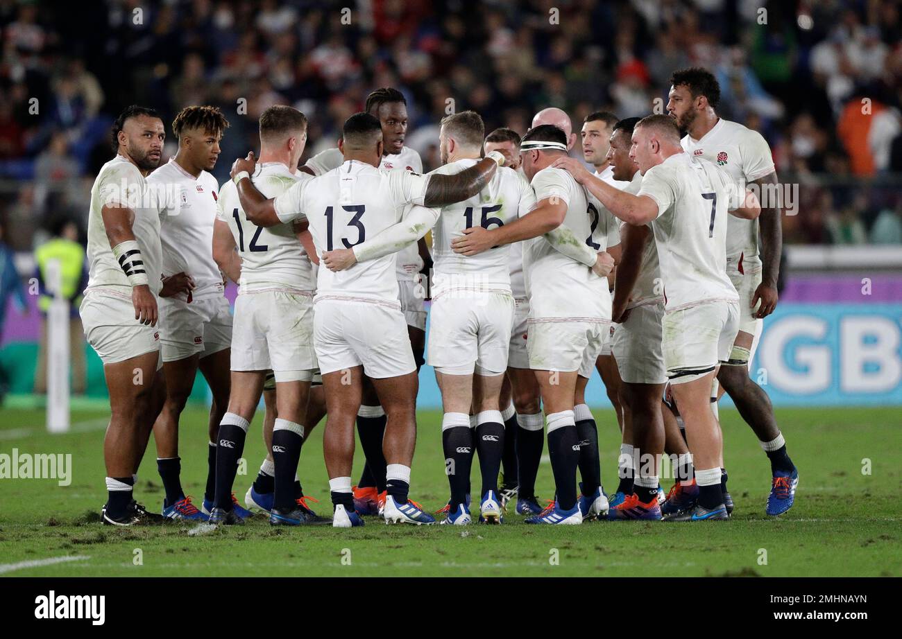 England huddle at half time at the Rugby World Cup final at ...