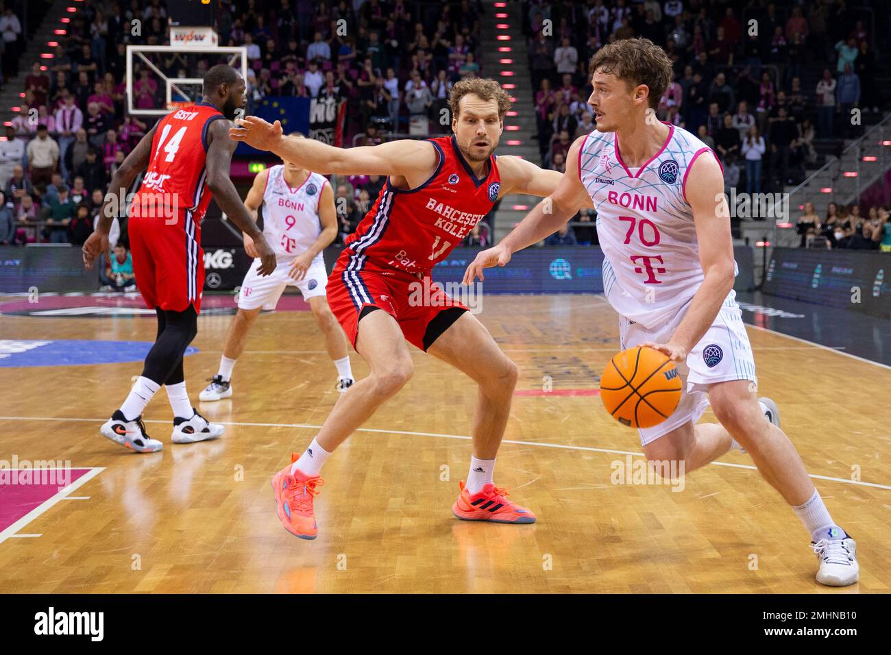 Bonn, Deutschland. 25th Jan, 2023. Finn DELANY (BON, re.) on the ball ...