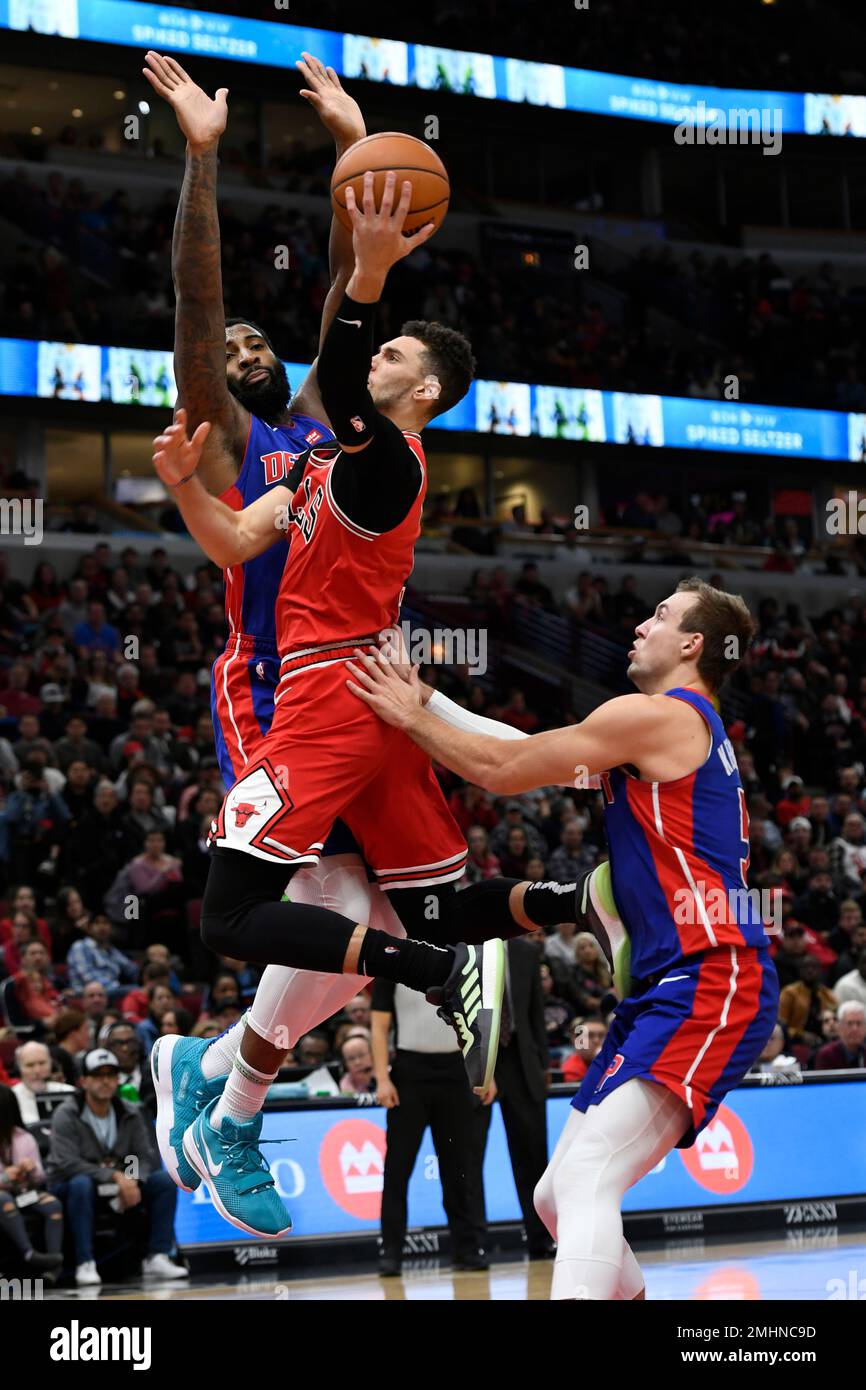 Chicago Bulls' Zach LaVine (8) goes up for a shot against Detroit ...