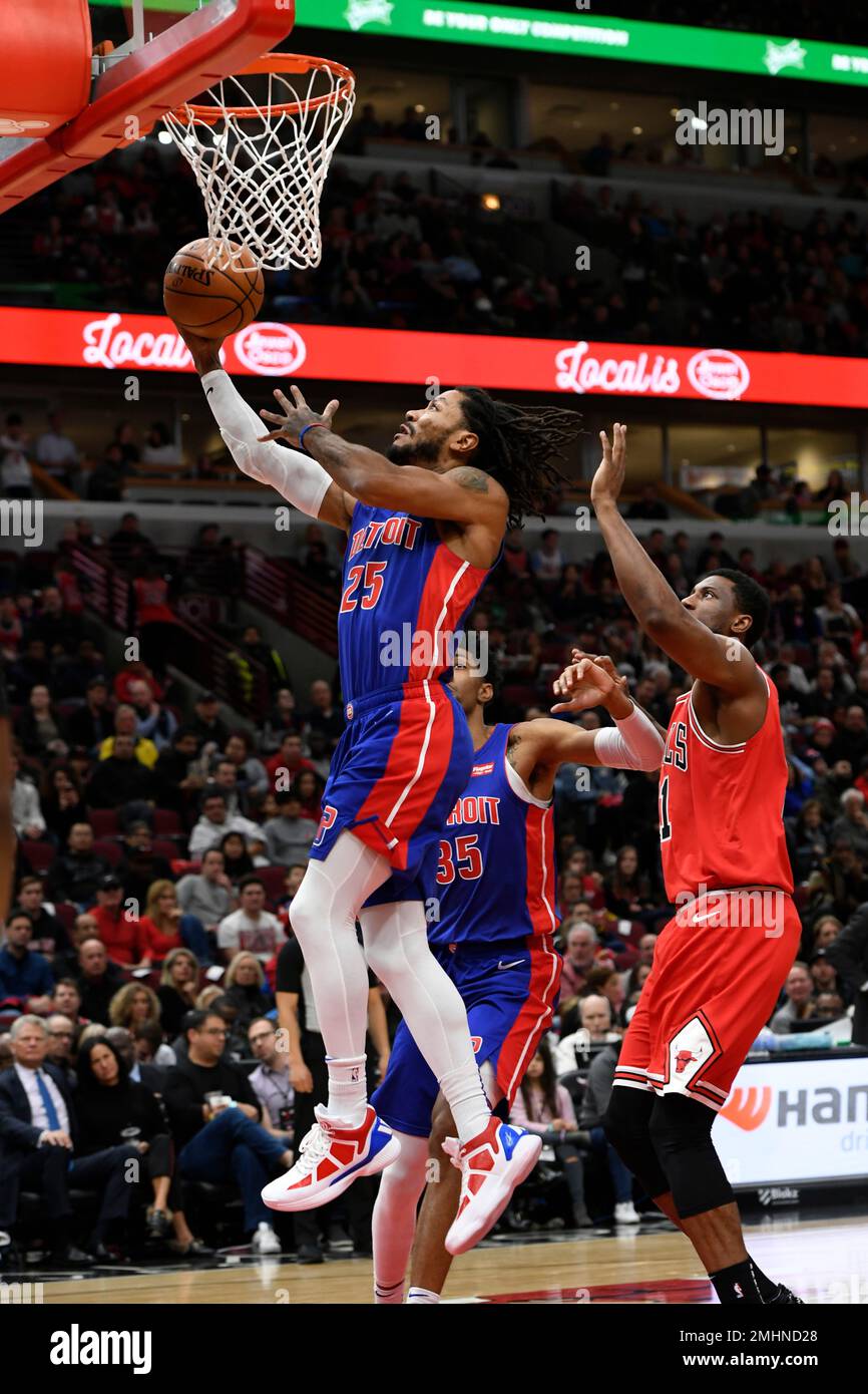 Detroit Pistons' Derrick Rose (25) shoots in front of Chicago Bulls ...