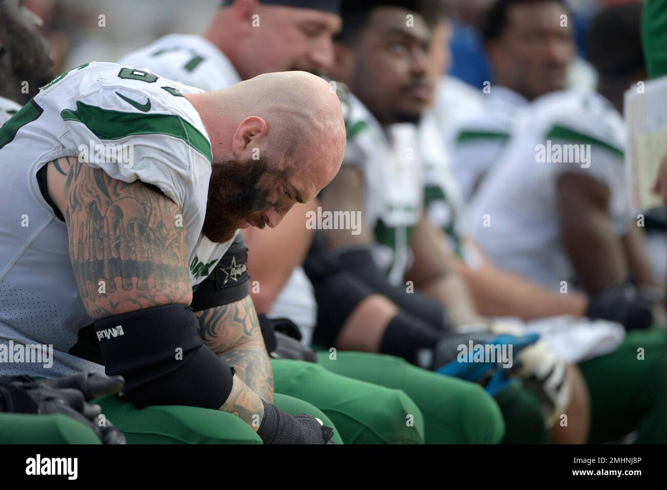 New York Jets offensive guard Brian Winters (67) reacts on the bench at ...