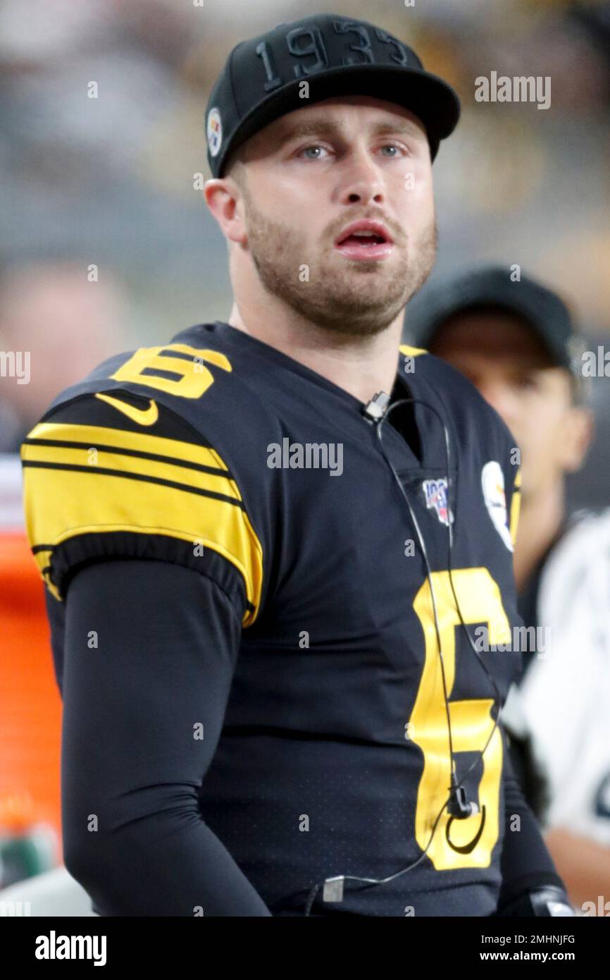 Pittsburgh Steelers quarterback Devlin Hodges (6) on the sideline ...