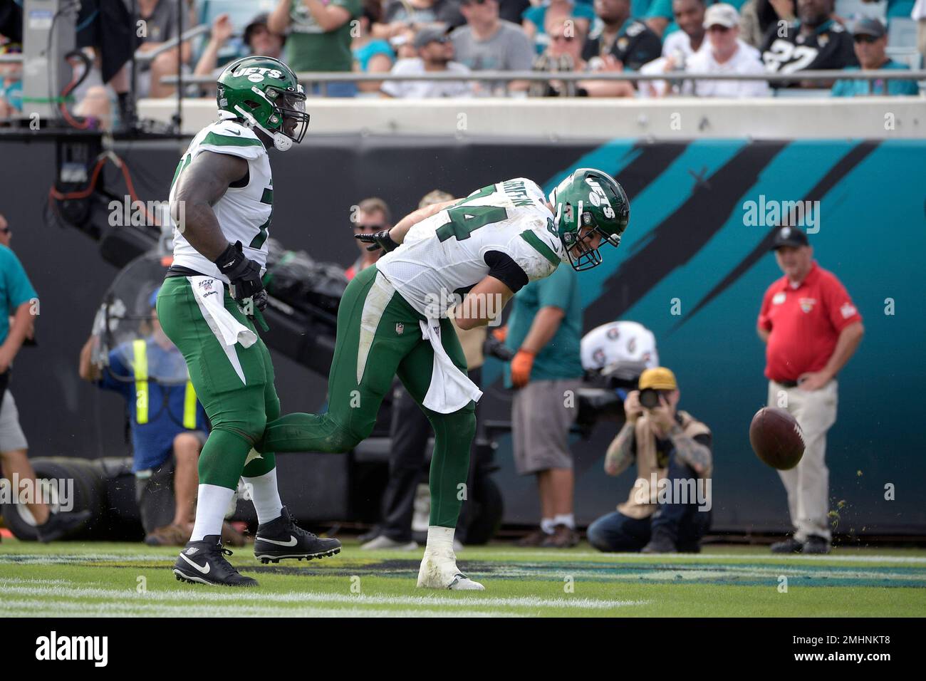 New York Jets tight end Ryan Griffin (84) spikes the ball in the end ...