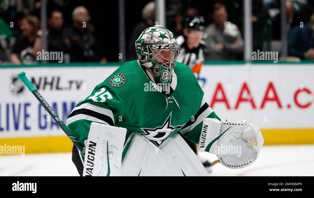 Dallas Stars goaltender Anton Khudobin (35) minds the net during an NHL ...