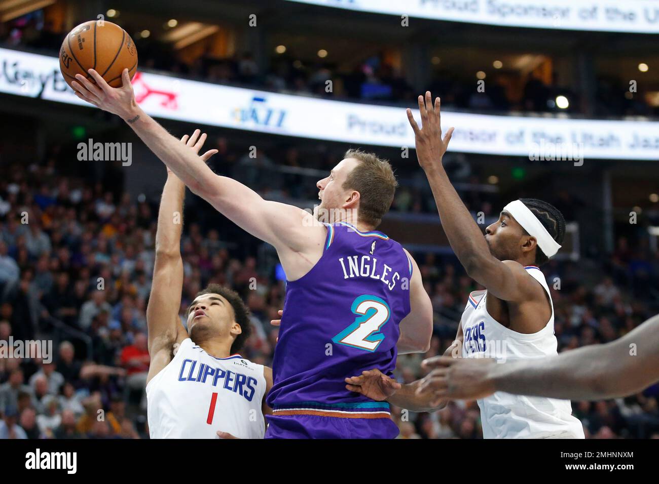 Utah Jazz forward Joe Ingles (2) lays the ball up as Los Angeles ...