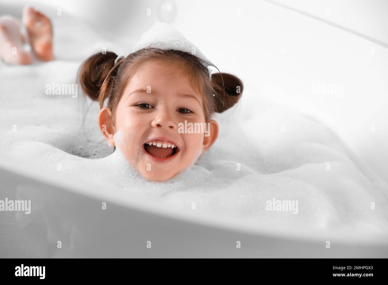 Cute little girl taking bubble bath at home Stock Photo - Alamy Cute little girl taking bubble bath at home Stock Photo - Alamy