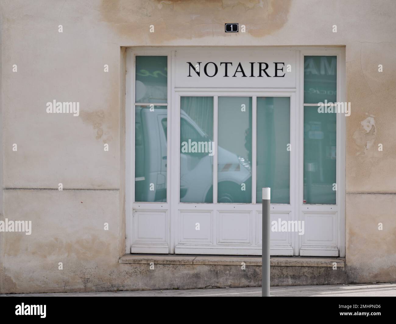 Official french notary office sign hi-res stock photography and images ...