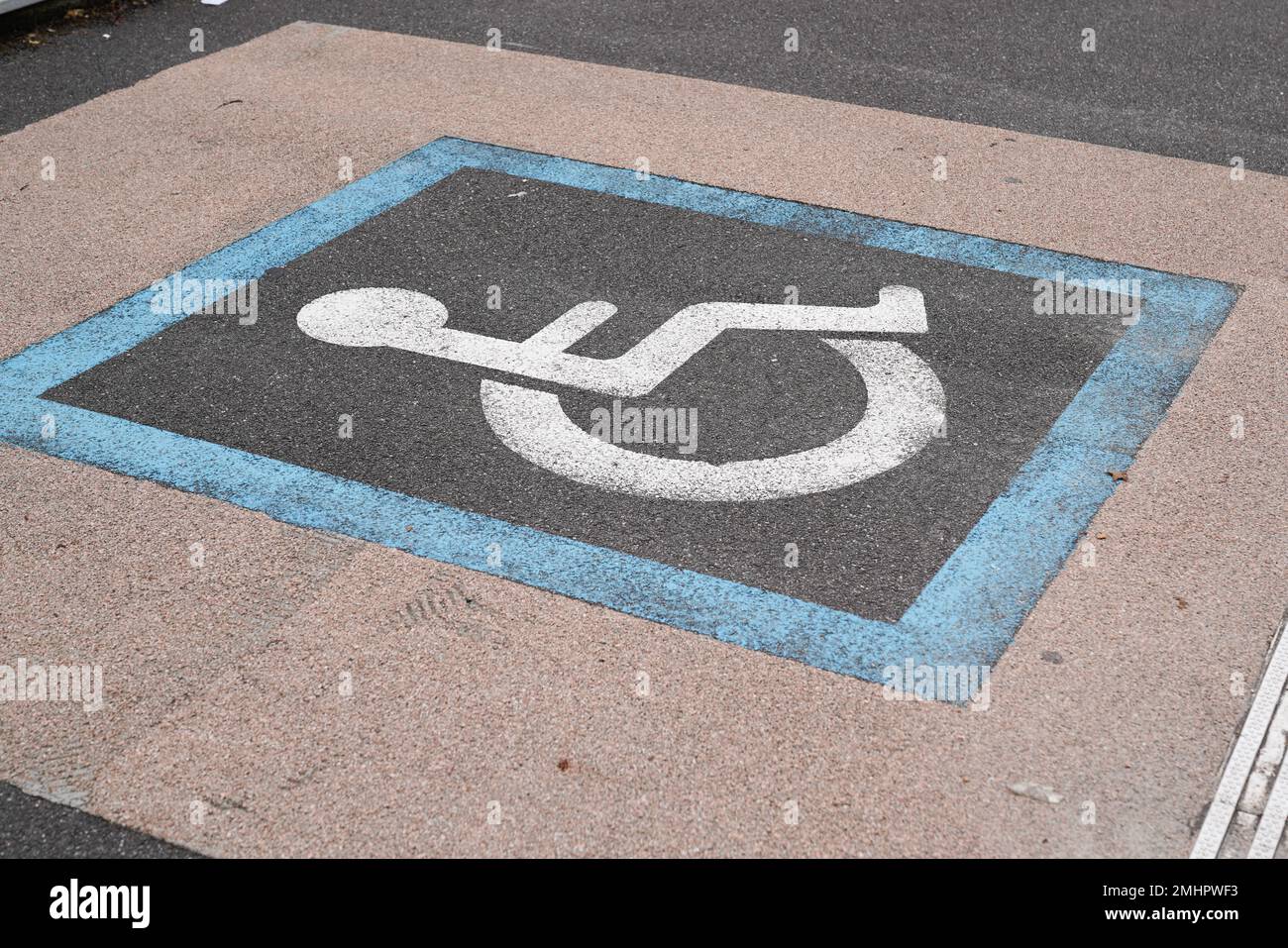 parking space and sign for disabled in city street Stock Photo - Alamy