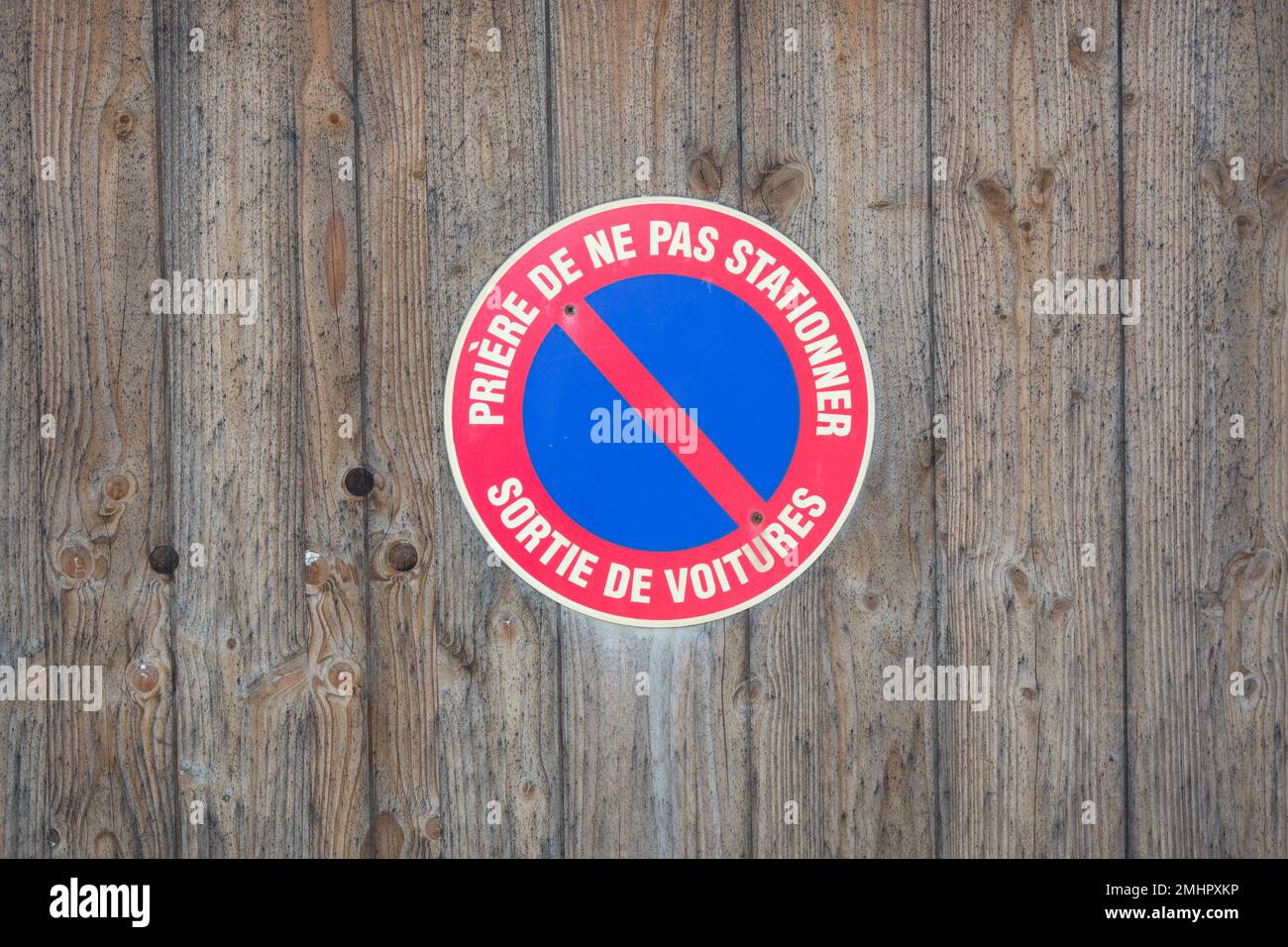 a car parking sign prohibited on a wooden wall means in french priere ...