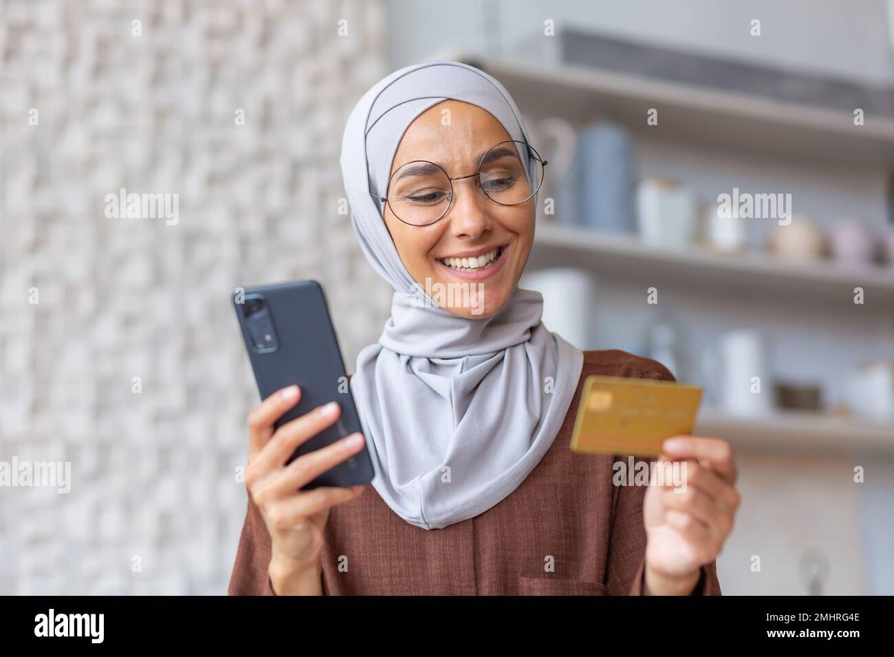 Muslim woman in hijab money hi-res stock photography and images - Alamy