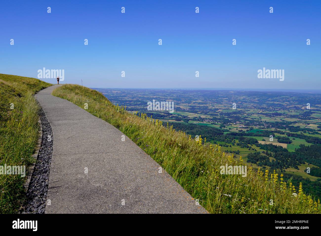 Pathway on mountain overlooking the horizon and the valley Stock Photo ...