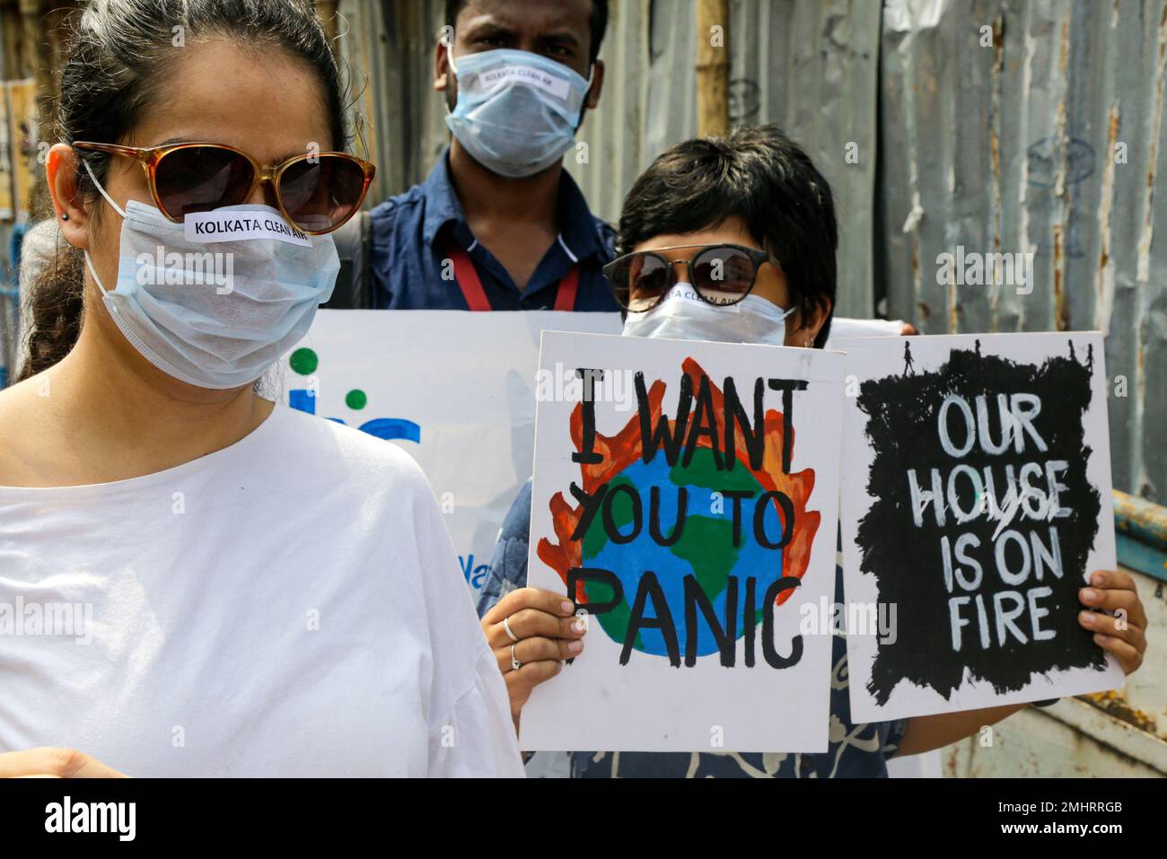 Participants wear masks and walk in an air and sound pollution ...