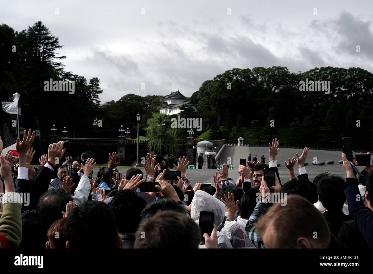 People outside of the Tokyo Imperial Palace follow Prime Minister ...