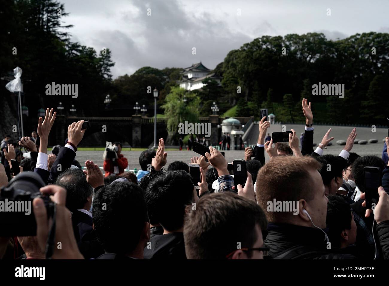 People outside of the Tokyo Imperial Palace follow Prime Minister ...