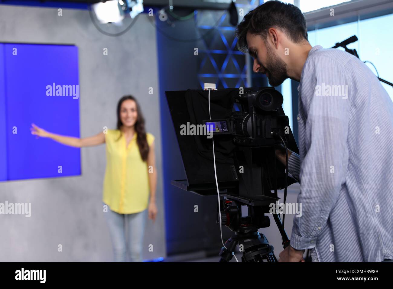 Female tv presenter studio hi-res stock photography and images - Alamy