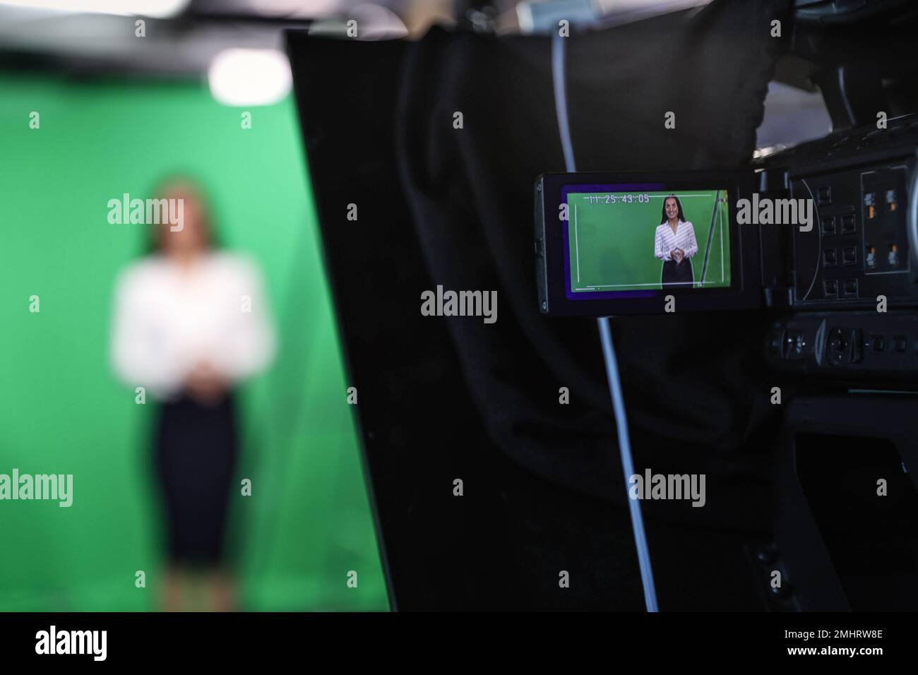 Female tv presenter studio hi-res stock photography and images - Alamy