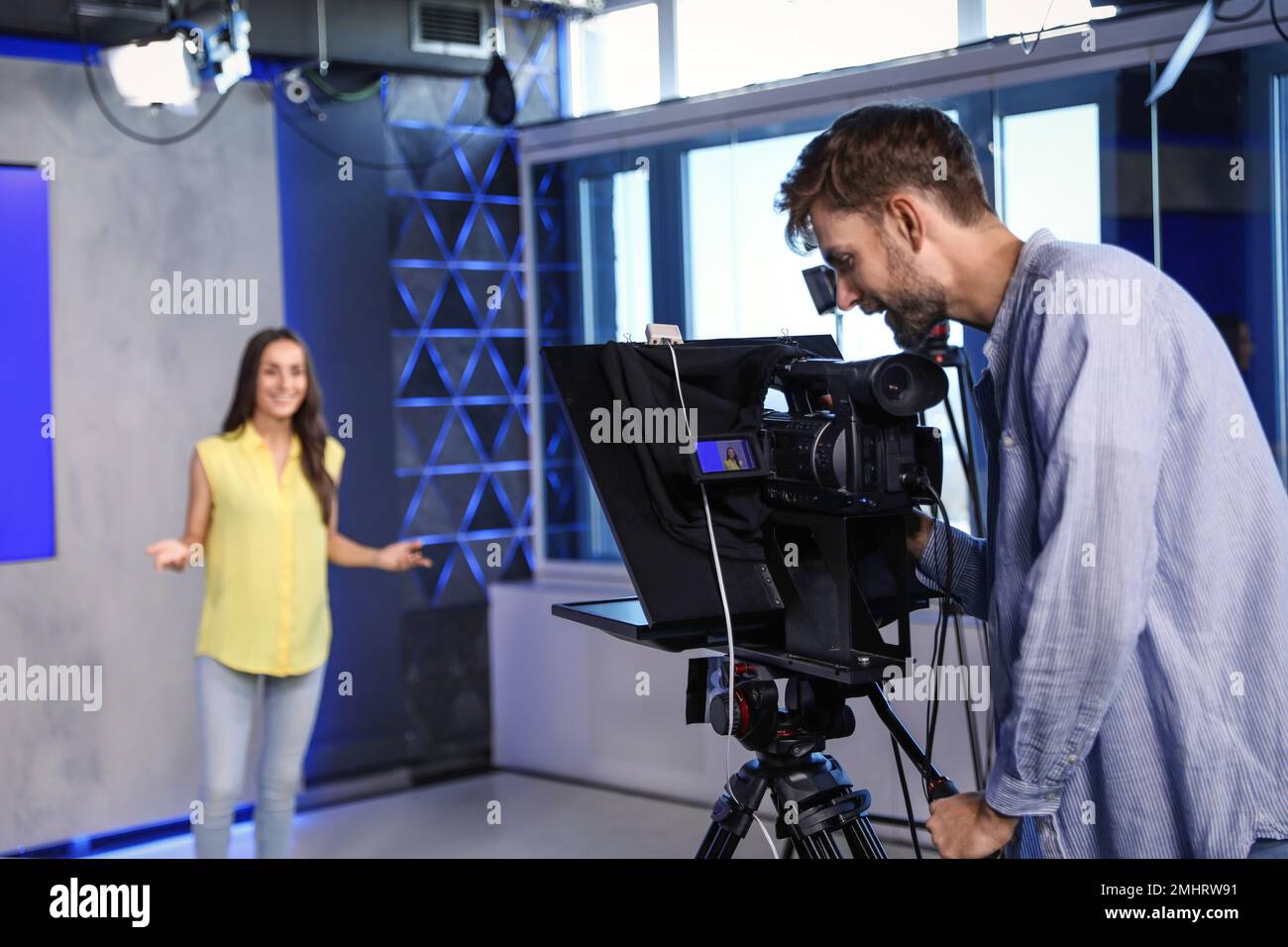 Female tv presenter studio hi-res stock photography and images - Alamy