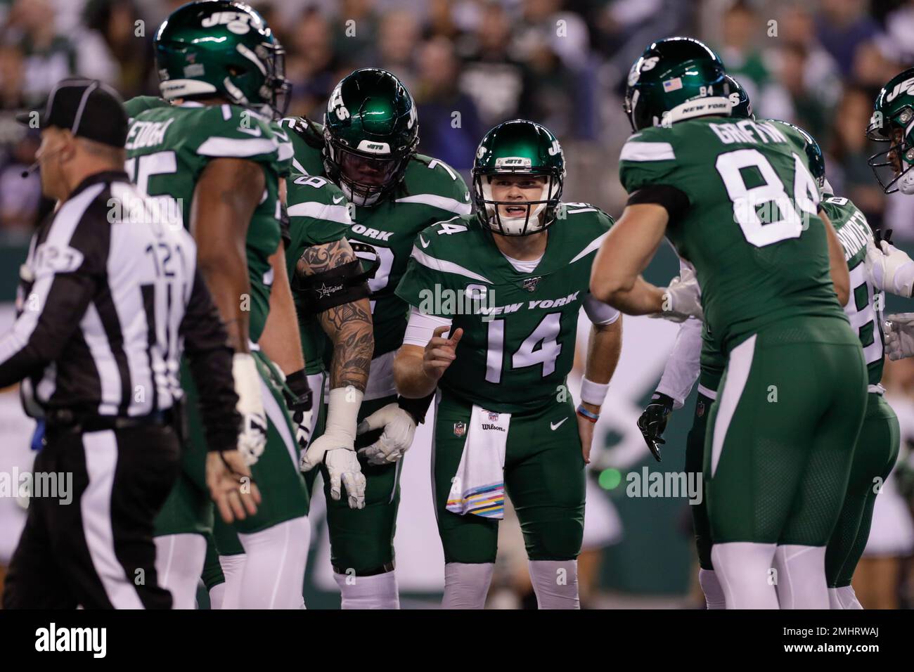 New York Jets quarterback Sam Darnold (14) talks to players in the ...