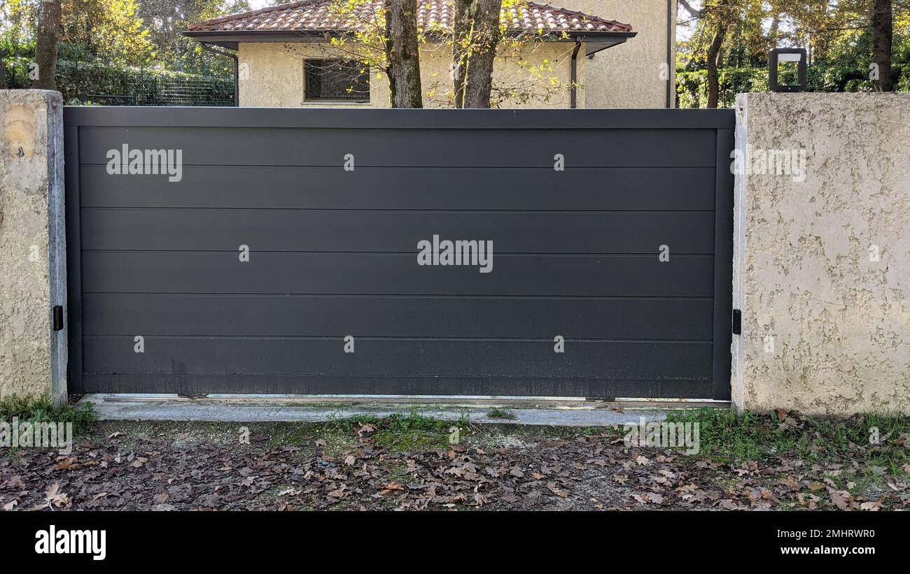 door automatic sliding dark grey gate of modern house Stock Photo - Alamy