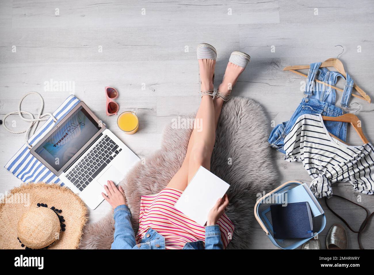 Female travel blogger laptop hi-res stock photography and images - Alamy