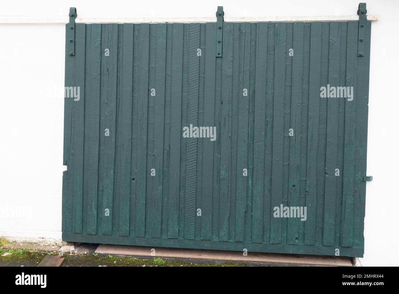 green farm barn sliding door wooden gate Stock Photo - Alamy