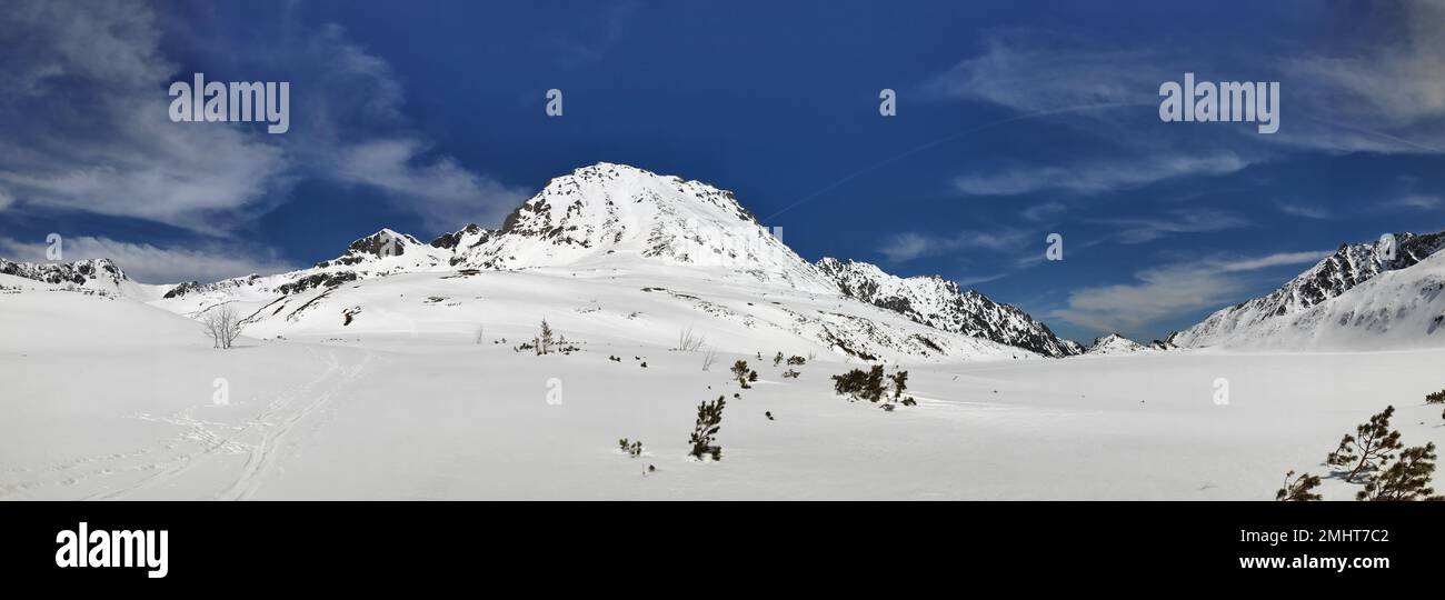 Beautiful panorama in winter Tatry mountains, Five Lakes Valley, Dolina ...
