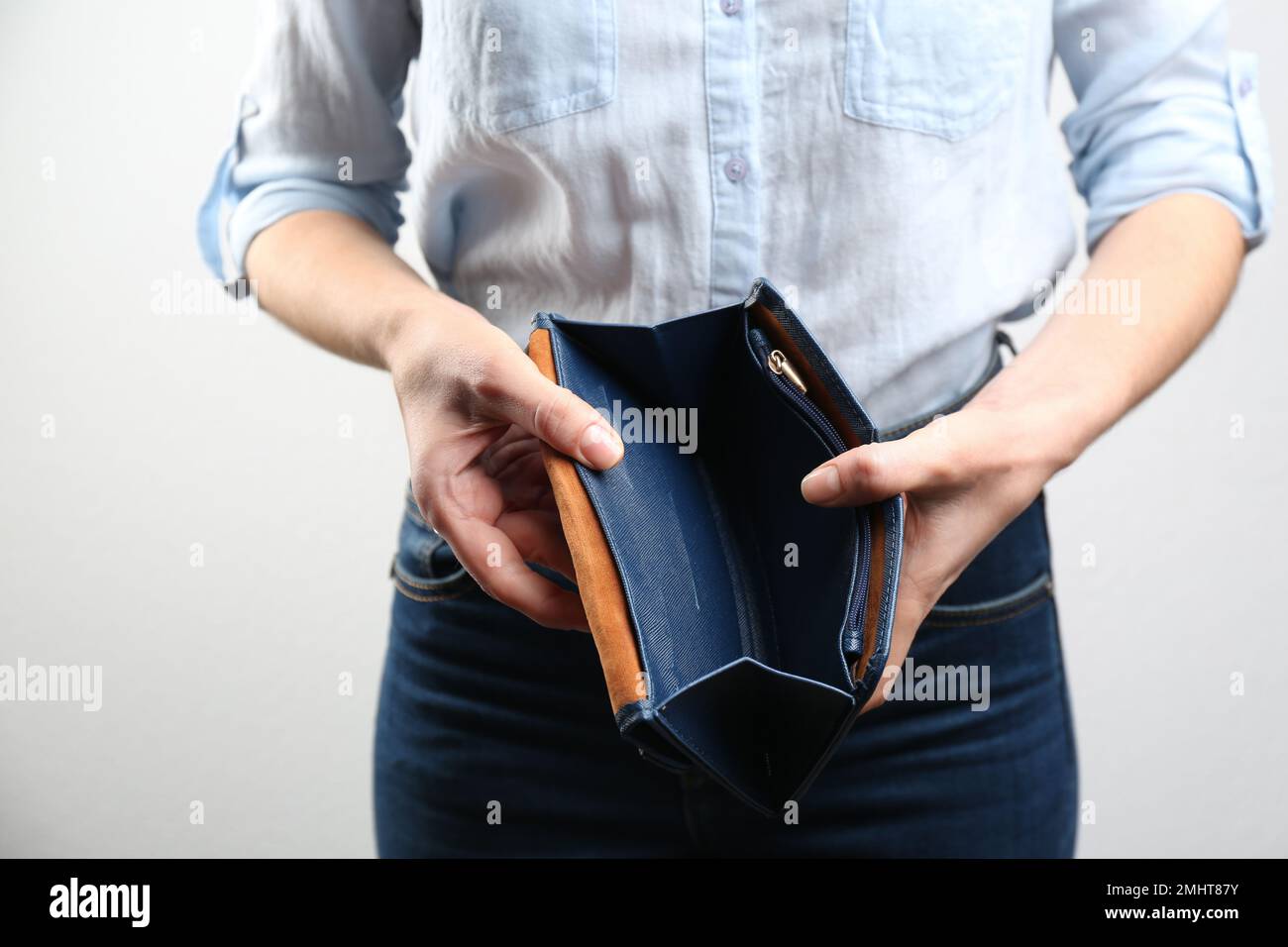 Female showing empty wallet hi-res stock photography and images - Alamy