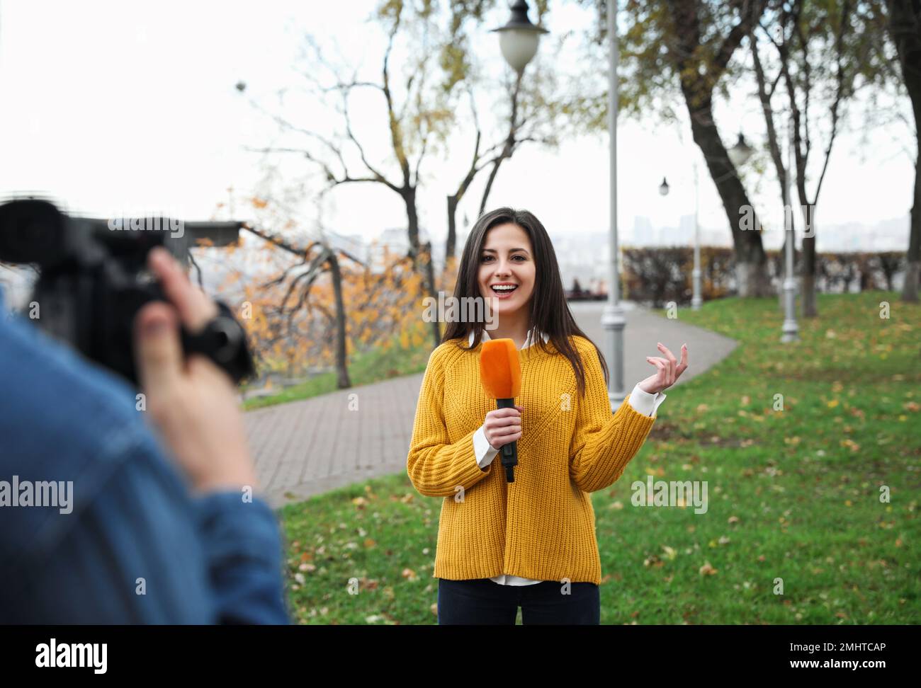 Media announcer outdoors hi-res stock photography and images - Alamy