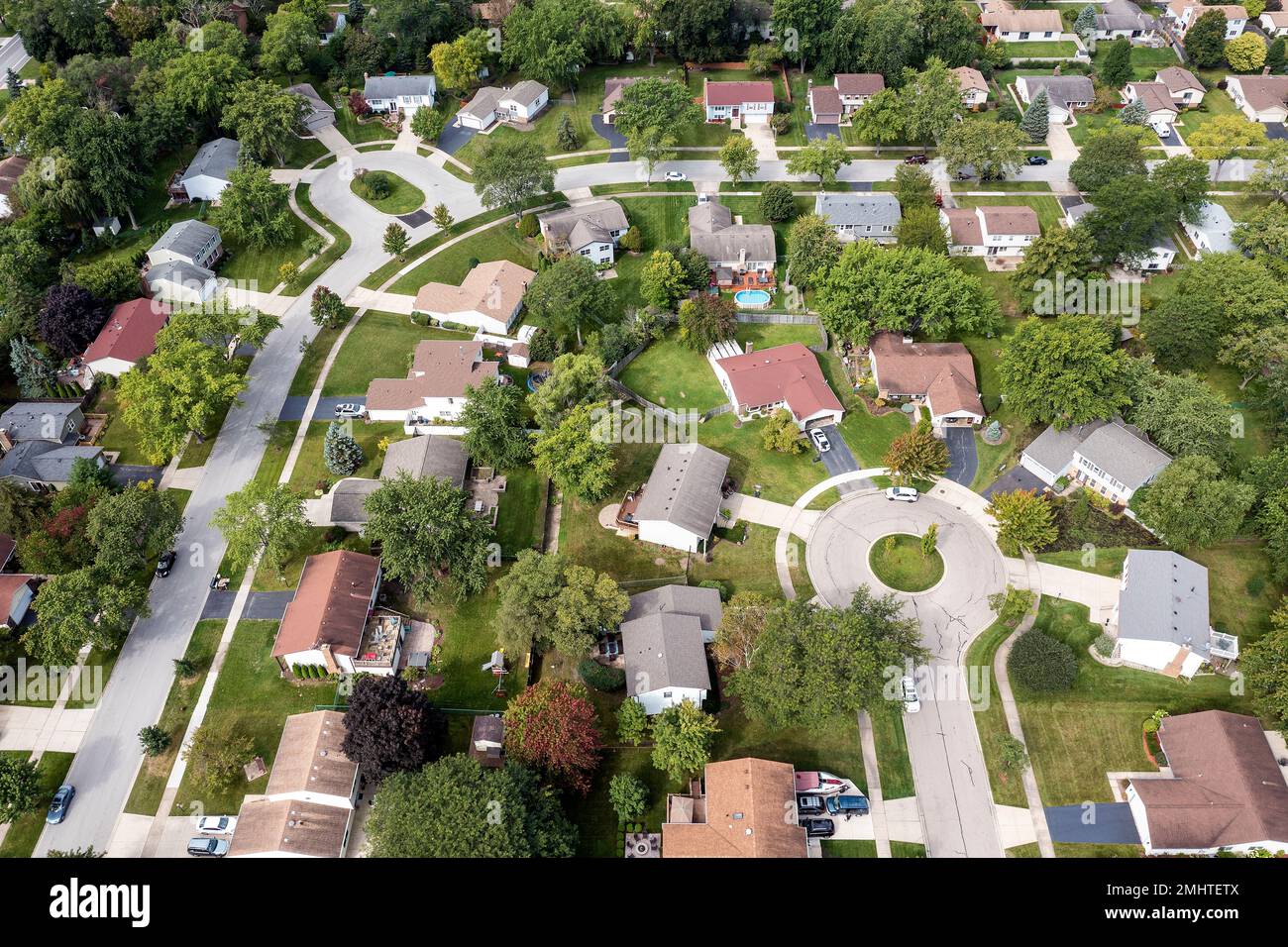 Aerial view of a tree-lined neighborhood in a cul-de-sac in a Chicago ...