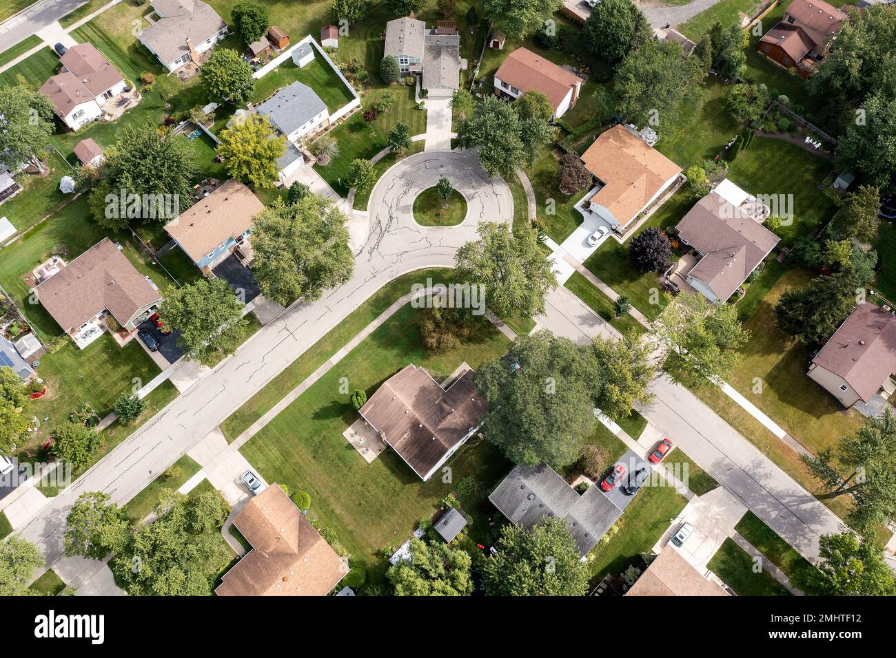 Aerial view of a tree-lined neighborhood in a cul-de-sac in a Chicago ...
