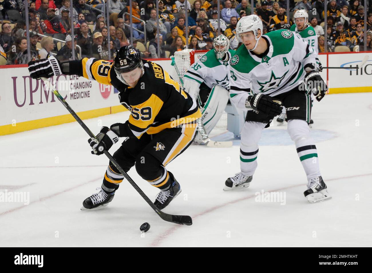 Pittsburgh Penguins' Jake Guentzel (59) brings the puck in front of ...