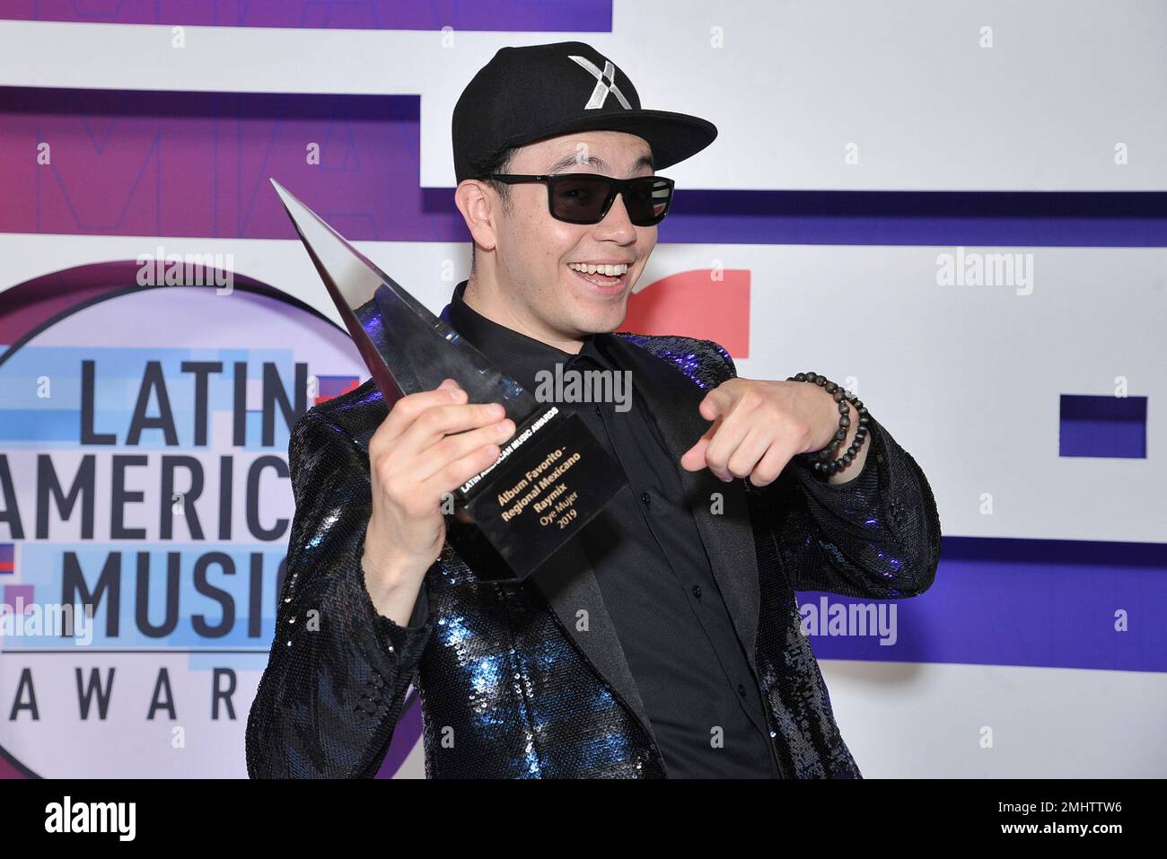 Raymix poses backstage with the award for favorite regional mexican ...