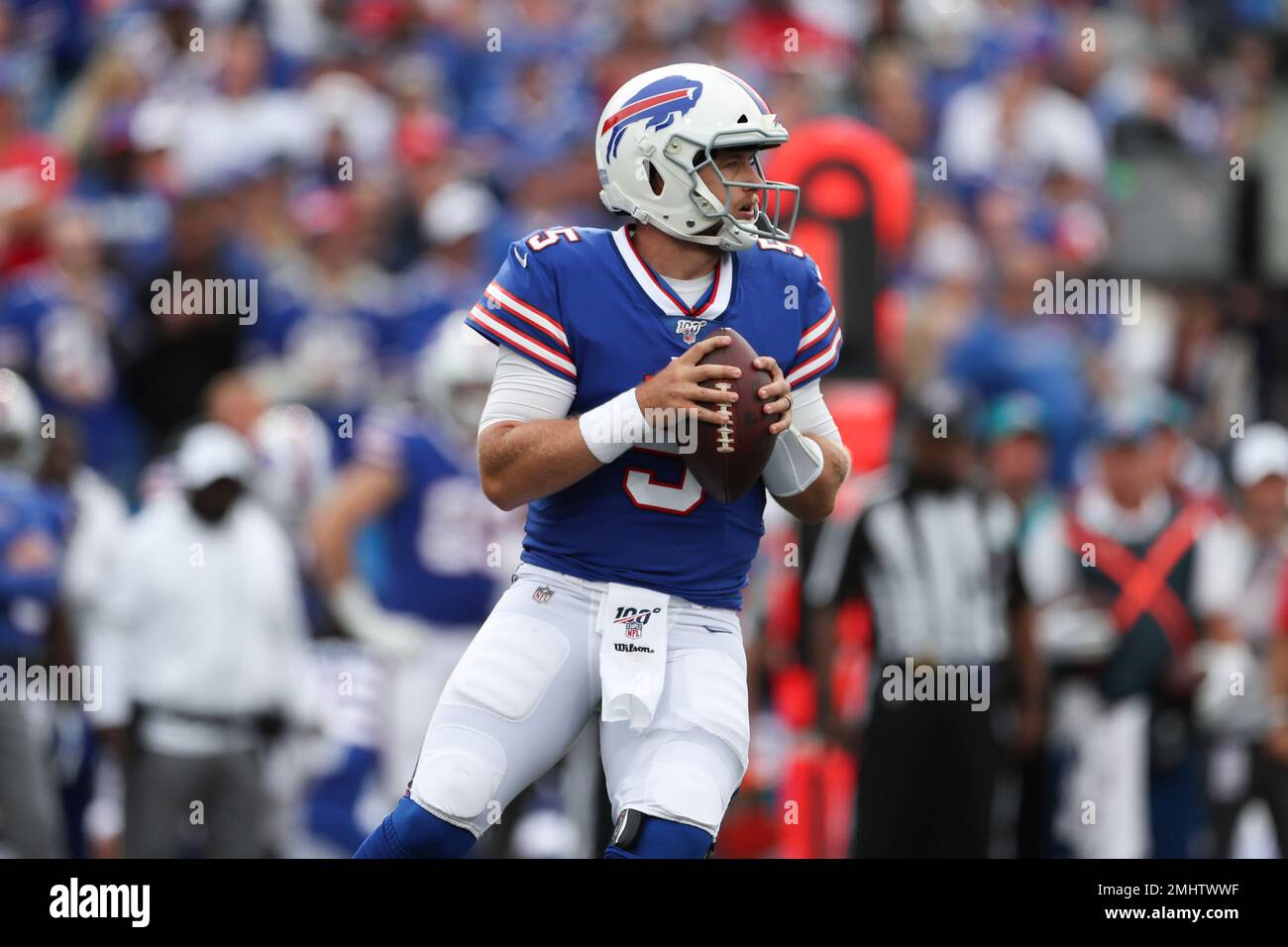 Buffalo Bills quarterback Matt Barkley (5) plays against the New ...