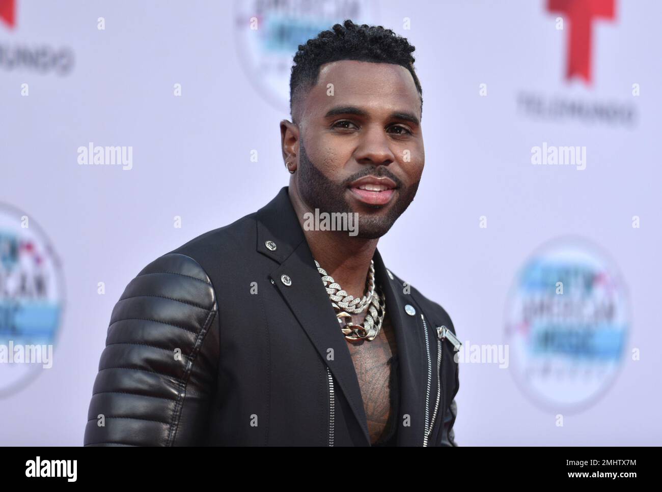 Jason Derulo arrives at the Latin American Music Awards on Thursday ...