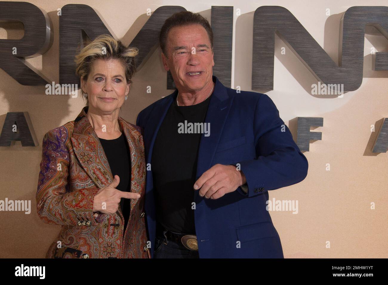 Actors Linda Hamilton and Arnold Schwarzenegger pose for photographers ...
