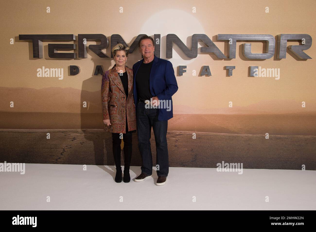 Actors Linda Hamilton and Arnold Schwarzenegger pose for photographers ...