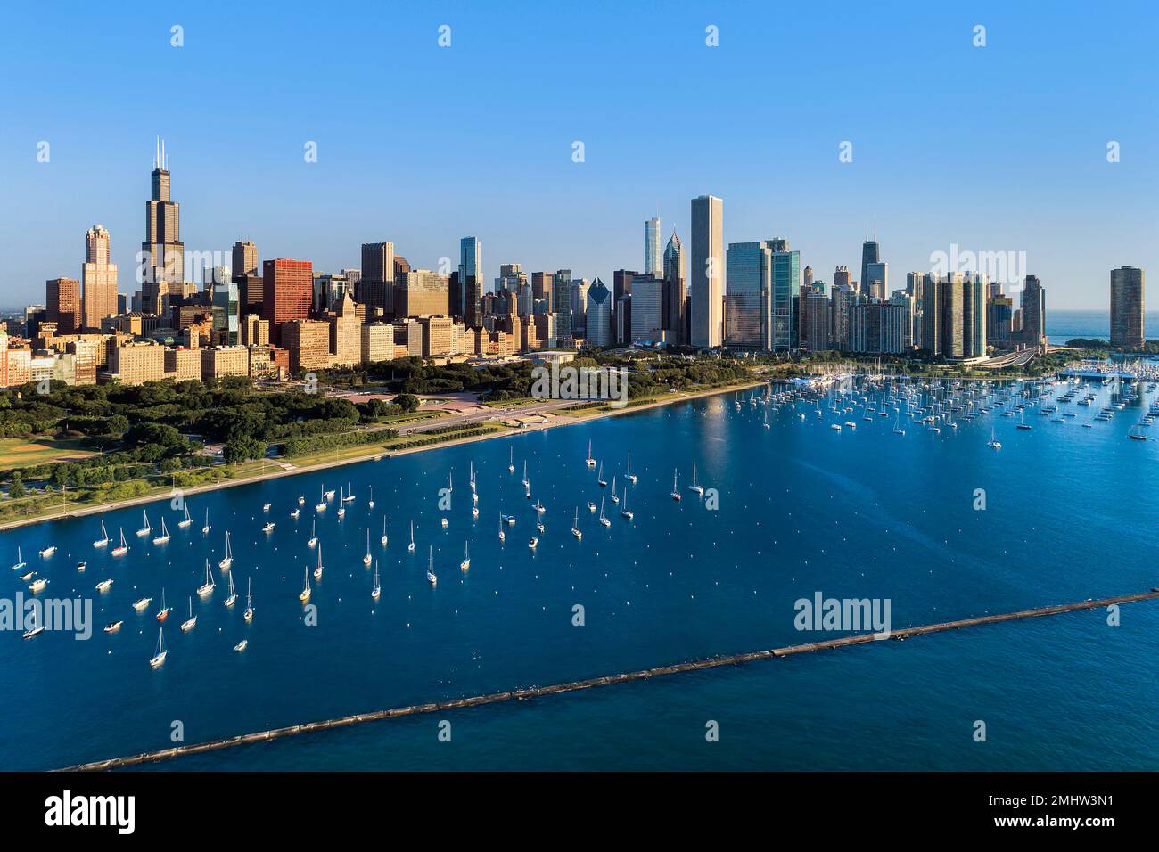 Aerial view of Monroe Harbor with the skyline of Chicago beyond Stock ...