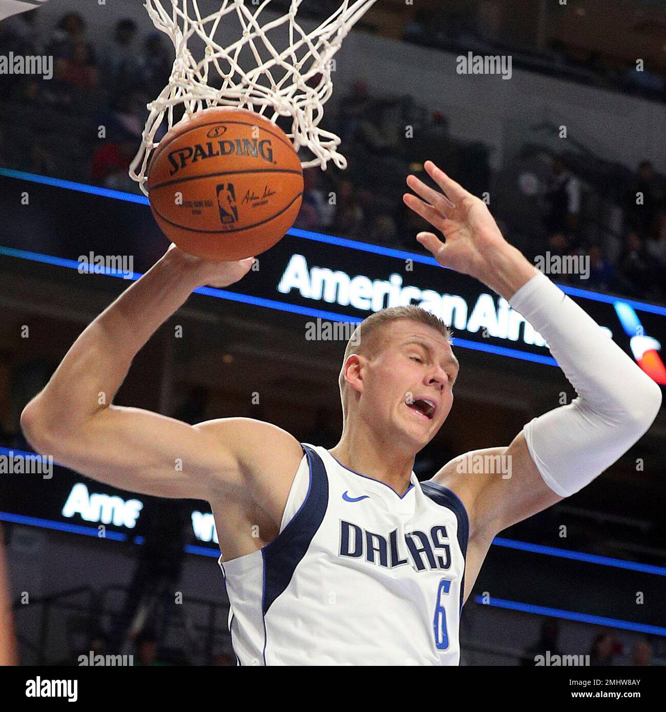 Dallas Mavericks forward Kristaps Porzingis (6) dunks the ball against ...