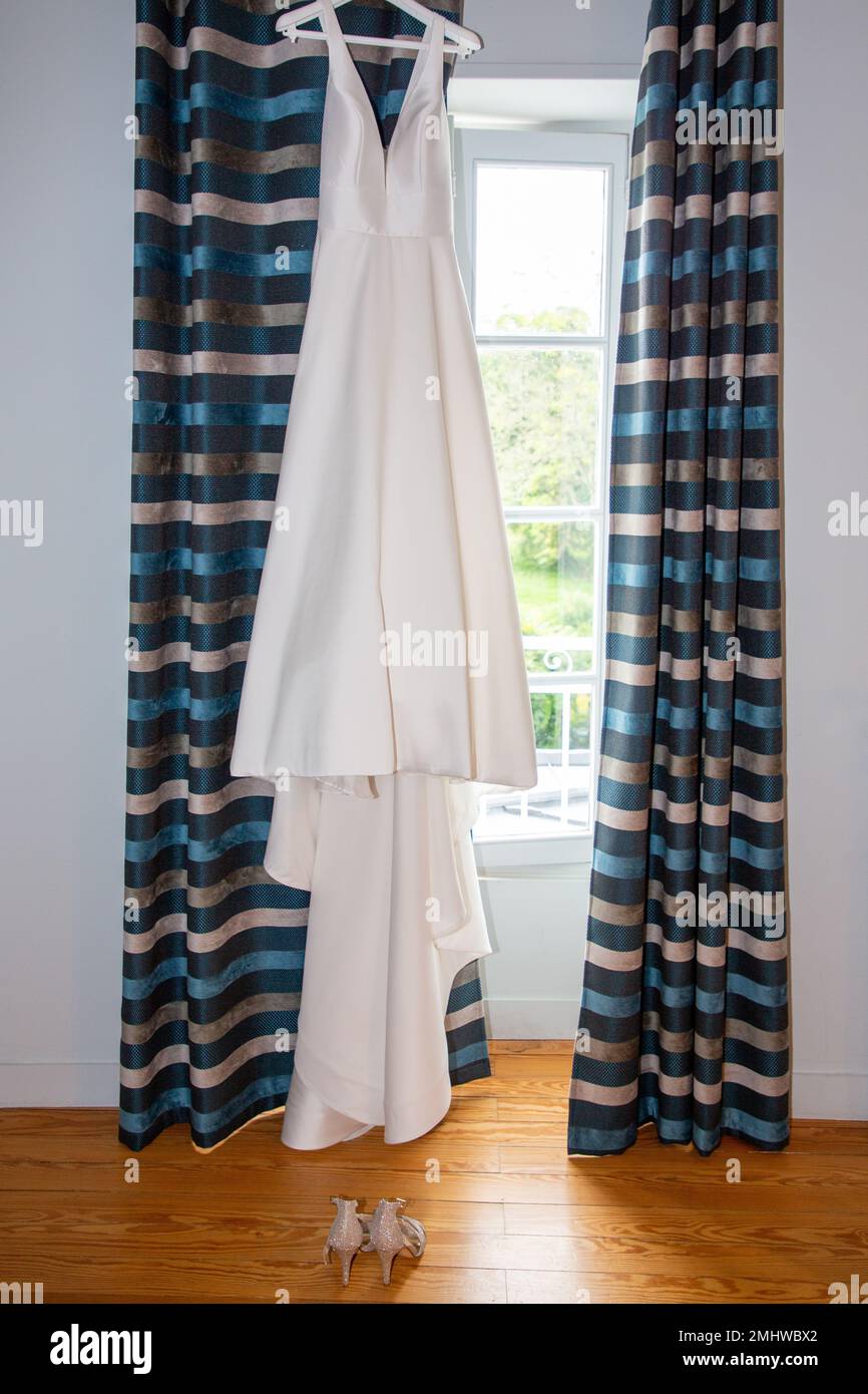 Model silk dress in nature hi-res stock photography and images - Alamy