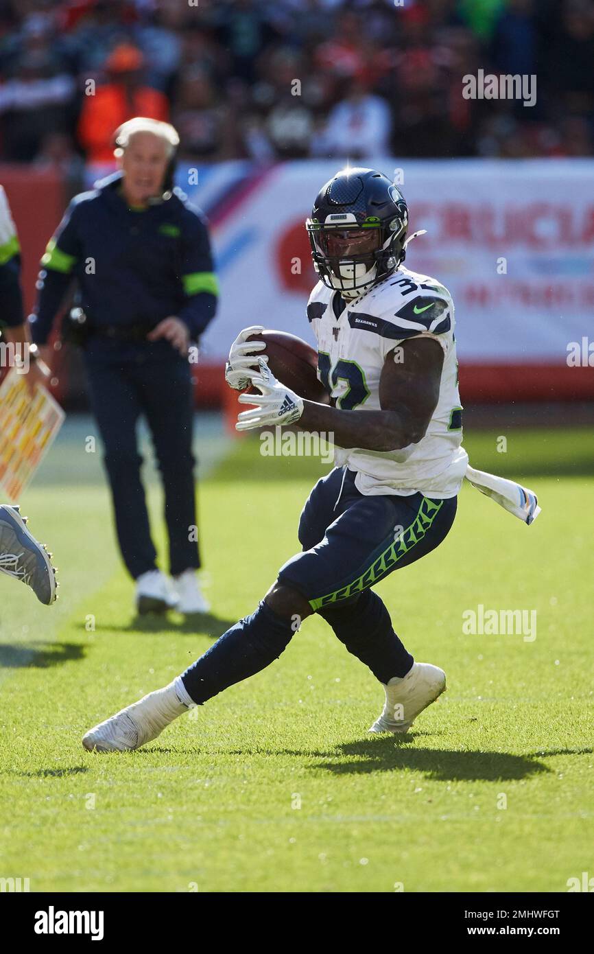 Seattle Seahawks running back Chris Carson (32) runs the ball against ...