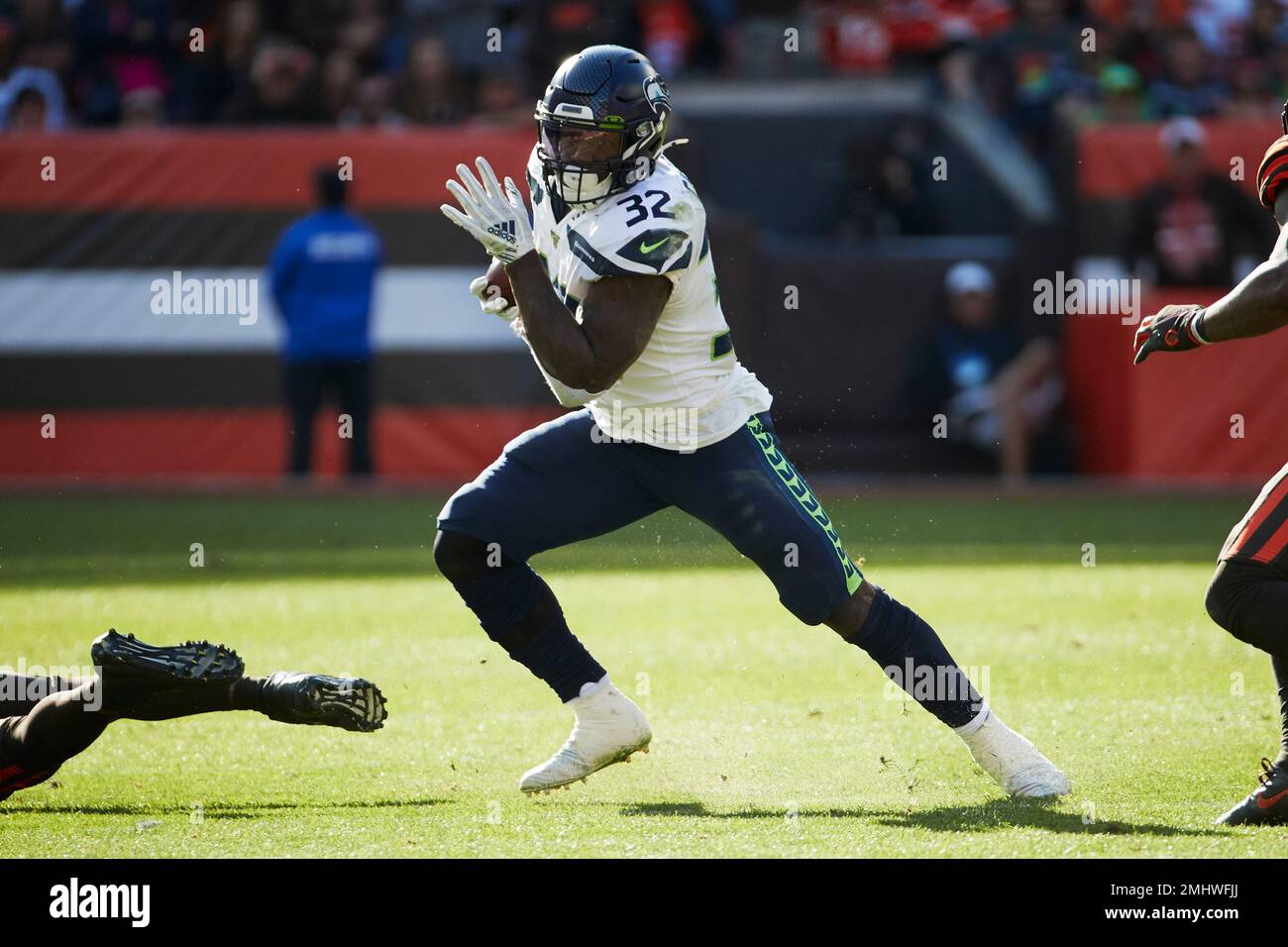 Seattle Seahawks running back Chris Carson (32) runs the ball against ...