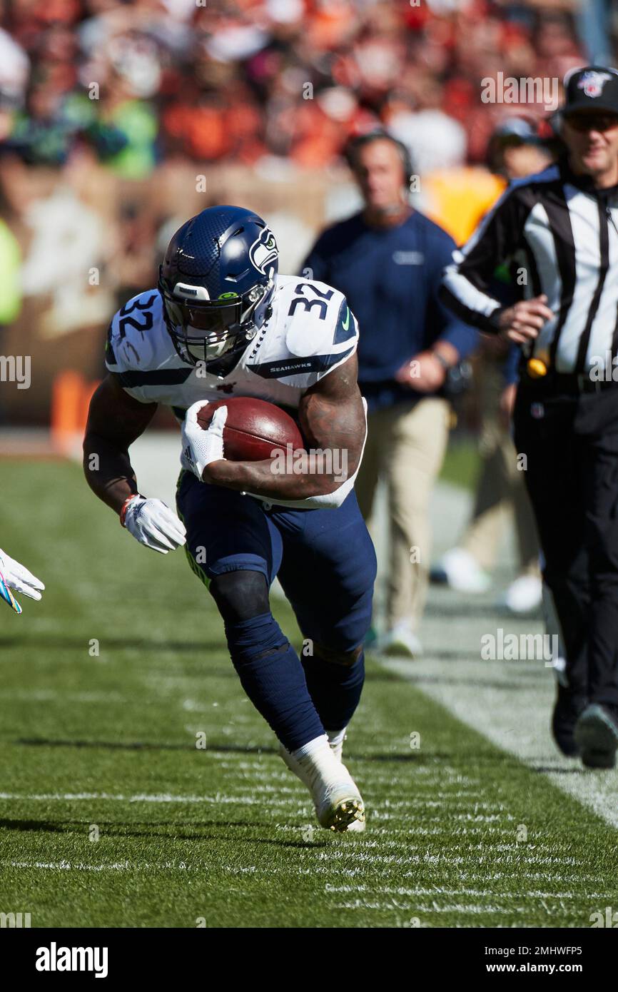Seattle Seahawks running back Chris Carson (32) rushes against the ...