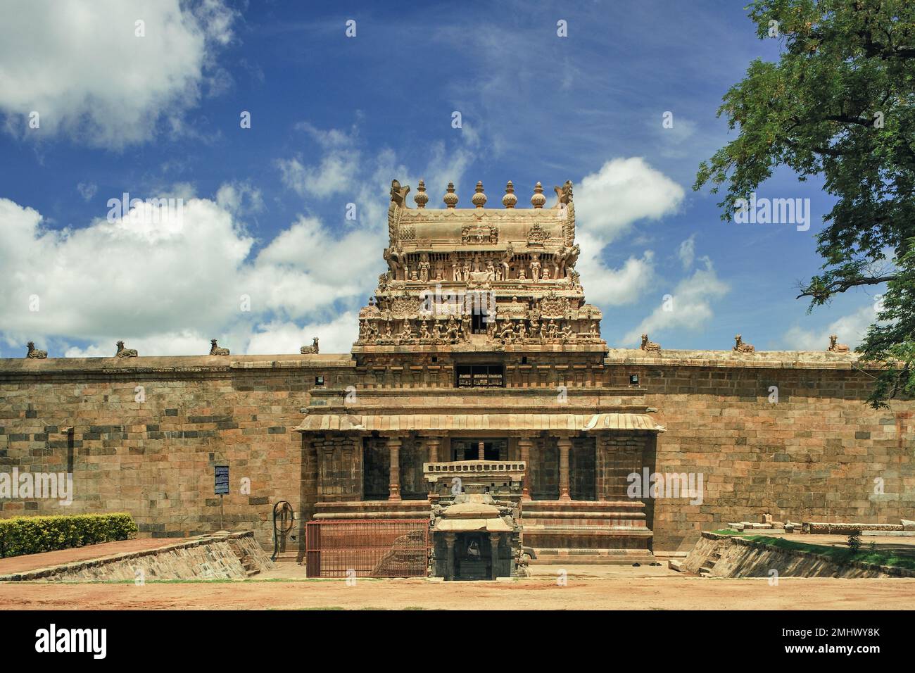 Heritage entrance of 12th century chola king raja raja ii temple hi-res ...