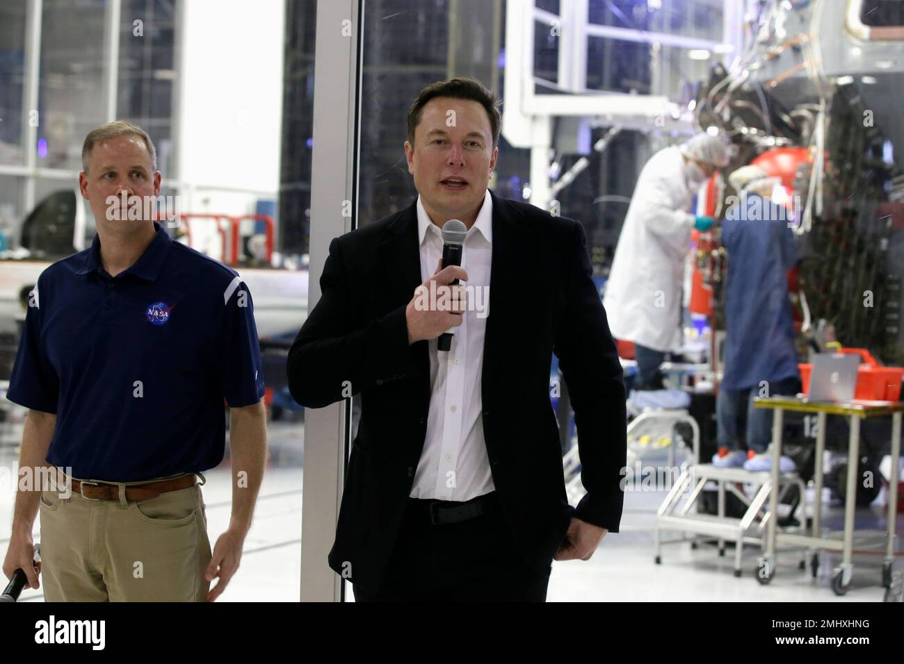 SpaceX chief engineer Elon Musk, right, talks to the media with NASA ...